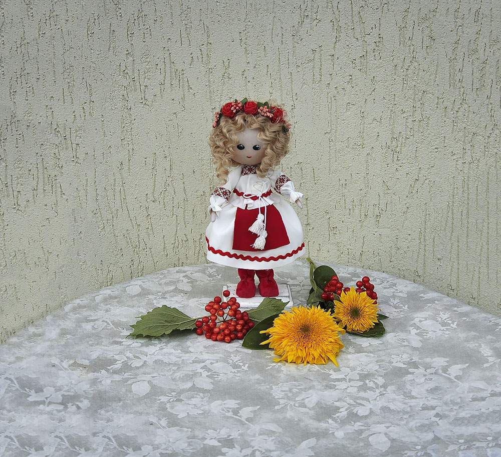 Девочка Украинка в вышиванке с венком 28 см Гранд Презент 1158166 — купить на Eva Ua — цена